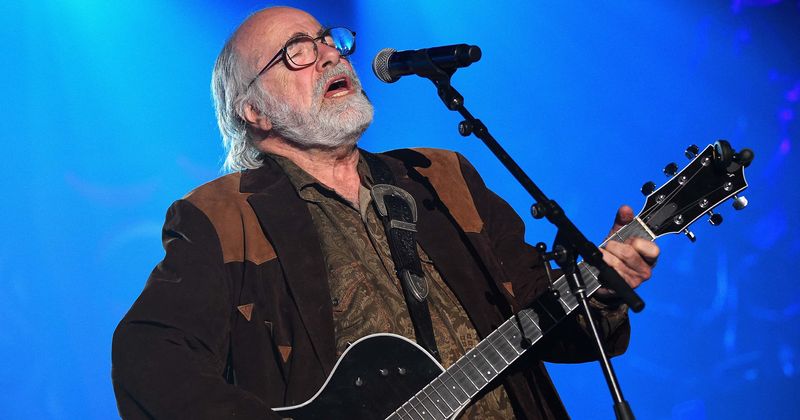 Late Grateful Dead lyricist Robert Hunter’s unheard song 'Movin' Right ...